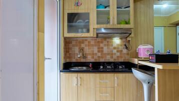 Quarto | Kitchenette privada | Um frigorífico, uma placa de cozinha, utensílios de cozinha