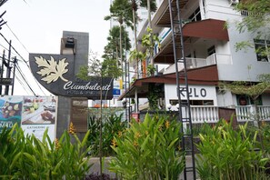 Placa de hotel com um logotipo de folha e o nome 'Cimbolut'.