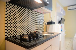 Quarto | Cozinha americana privada | Geladeira, cooktop, chaleira elétrica