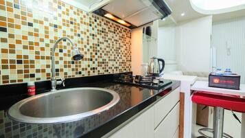 Quarto | Kitchenette privada | Um frigorífico, uma placa de cozinha, utensílios de cozinha