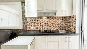 Quarto | Cozinha privada | Um frigorífico, uma placa de cozinha, utensílios de cozinha