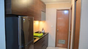 Quarto | Cozinha americana privada | Geladeira, cooktop, talheres/pratos/utensílios de cozinha