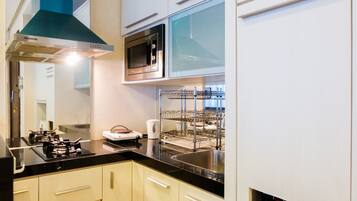 Quarto | Cozinha privada | Um frigorífico, um micro-ondas, uma placa de cozinha