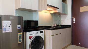 Quarto | Cozinha privada | Geladeira, micro-ondas, cooktop, panela elétrica de arroz