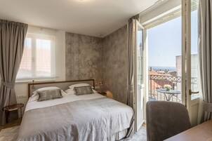 Quarto Duplo ou Twin Deluxe | Roupa hipoalergénica, edredões de penas, minibar 