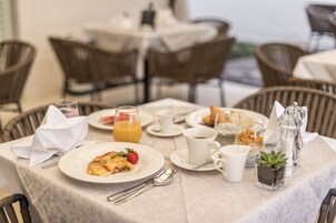 Pequeno-almoço tipo buffet diário (15 EUR por pessoa) 