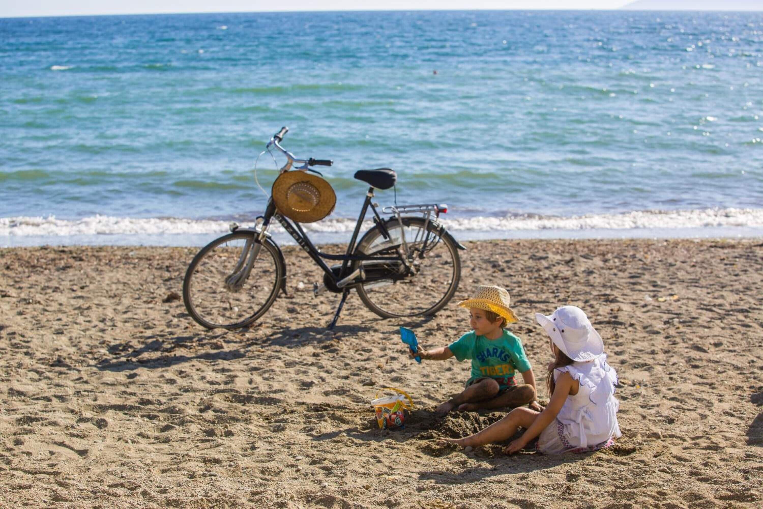Uma praia privada, espreguiçadeiras, guarda-sóis de praia 