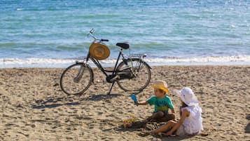 Uma praia privada, espreguiçadeiras, guarda-sóis de praia