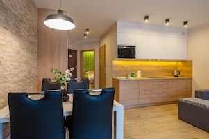 Apartamento (Mysliwska 1F/3) | Cozinha americana privada | Geladeira, cooktop, chaleira elétrica