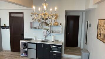 Estúdio de Luxo | Cozinha privada | Uma cafeteira/bule, Minifrigorífico, um micro-ondas, moinho de café
