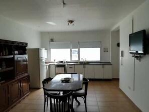 Apartamento (5) | Cozinha privada | Um frigorífico, um micro-ondas, uma placa de cozinha