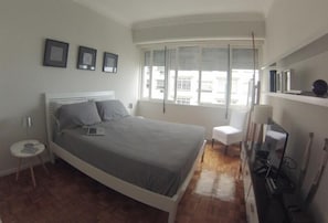 Apartamento | Cofres nos quartos, escrivaninha, cortinas blackout