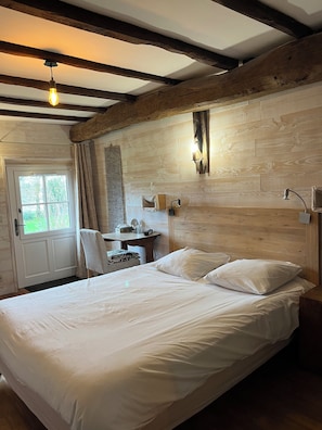Quarto Duplo, 1 cama de casal, não fumadores, vista para o jardim | Com decoração personalizada, com mobília individualizada, secretária