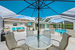 Casa, várias camas (Cozy home with sunroom, pool and step) | Refeições ao ar livre
