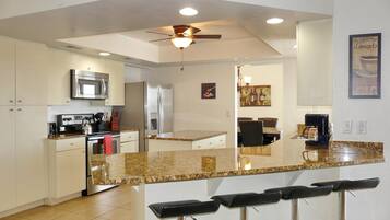 Casa, várias camas (987 Aster Court) | Cozinha privada | Um frigorífico, um micro-ondas, um forno, liquidificador