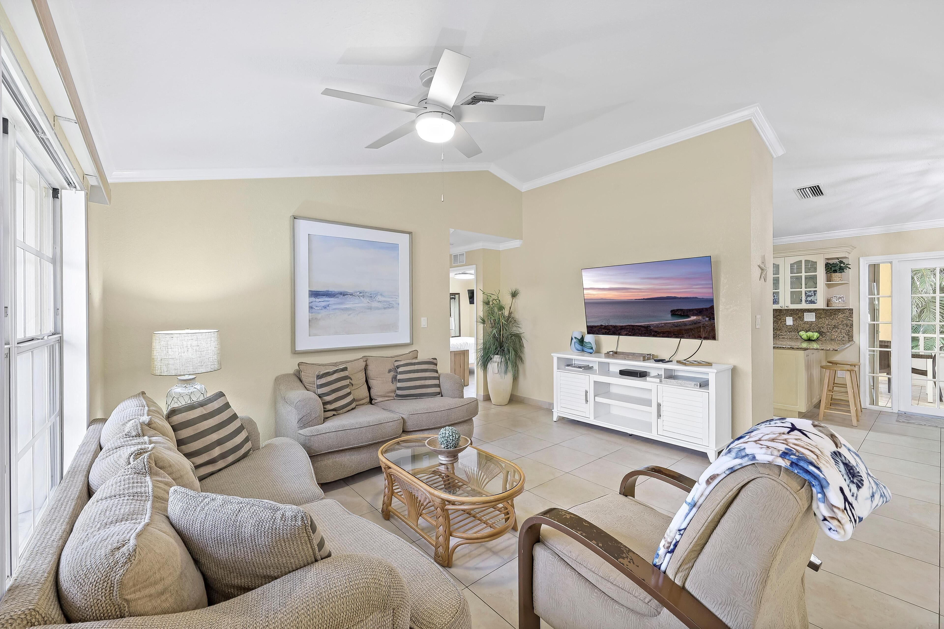 Casa, várias camas (Pet-friendly waterfront with pool and) | Sala de estar | TV de ecrã plano 