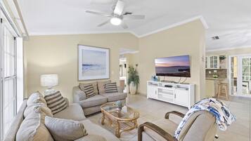 Casa, várias camas (Pet-friendly waterfront with pool and) | Sala de estar | TV de ecrã plano