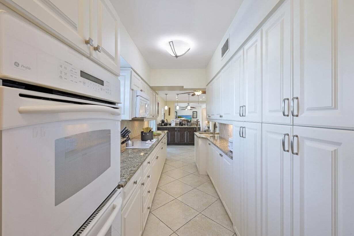 Casa, várias camas (775 Willow Court) | Cozinha privada | Um frigorífico, um micro-ondas, um forno, uma placa de cozinha 