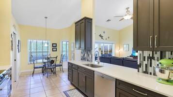 Casa, várias camas (Pet-friendly home with pool and steps) | Cozinha privada | Geladeira, micro-ondas, cooktop, lava-louças