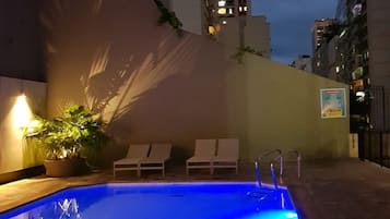 Piscina exterior, da(s) 8:00 à(s) 21:00, espreguiçadeiras