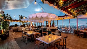 2 bares/lounges, saguão/lounge, bar de coquetéis