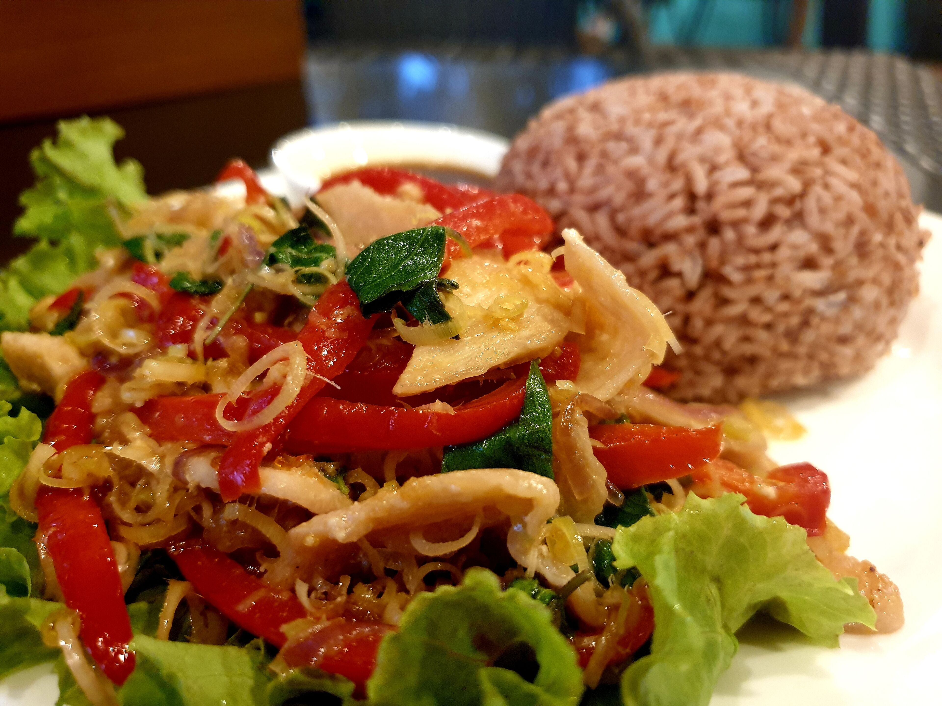 Um prato de legumes salteados com arroz.