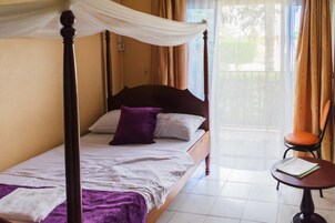 Quarto solteiro | Escrivaninha, Wi-Fi de cortesia, roupa de cama