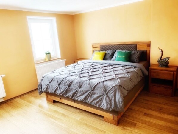 Apartamento luxo, 2 quartos | 2 quartos, roupas de cama antialérgicas, individualmente decorados