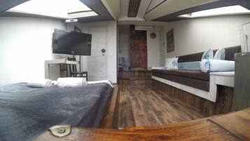 Quarto triplo exclusivo, 1 quarto | Individualmente decorados, individualmente mobiliados, escrivaninha