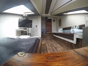 Quarto triplo exclusivo, 1 quarto | Individualmente decorados, individualmente mobiliados, escrivaninha