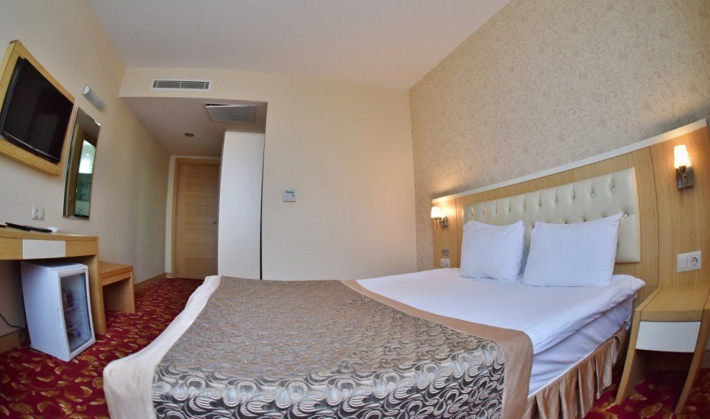 1 quarto, frigobar, cofres nos quartos, escrivaninha