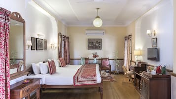 Quarto Duplo ou Twin Standard | Minibar, cofre no quarto, com decoração personalizada