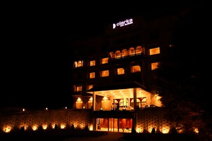 Fachada do alojamento (tarde/noite)