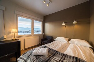 Cortinas/cortinados opacos, berços/camas para crianças grátis 