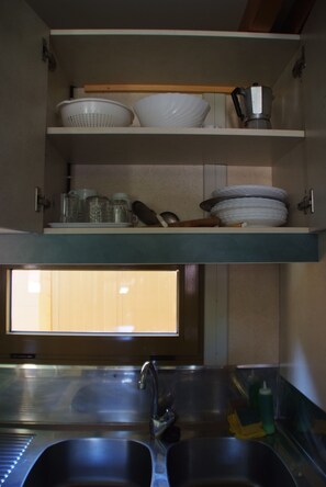 Bungalow, 2 quartos | Kitchenette privada | Um frigorífico, um micro-ondas, uma placa de cozinha 