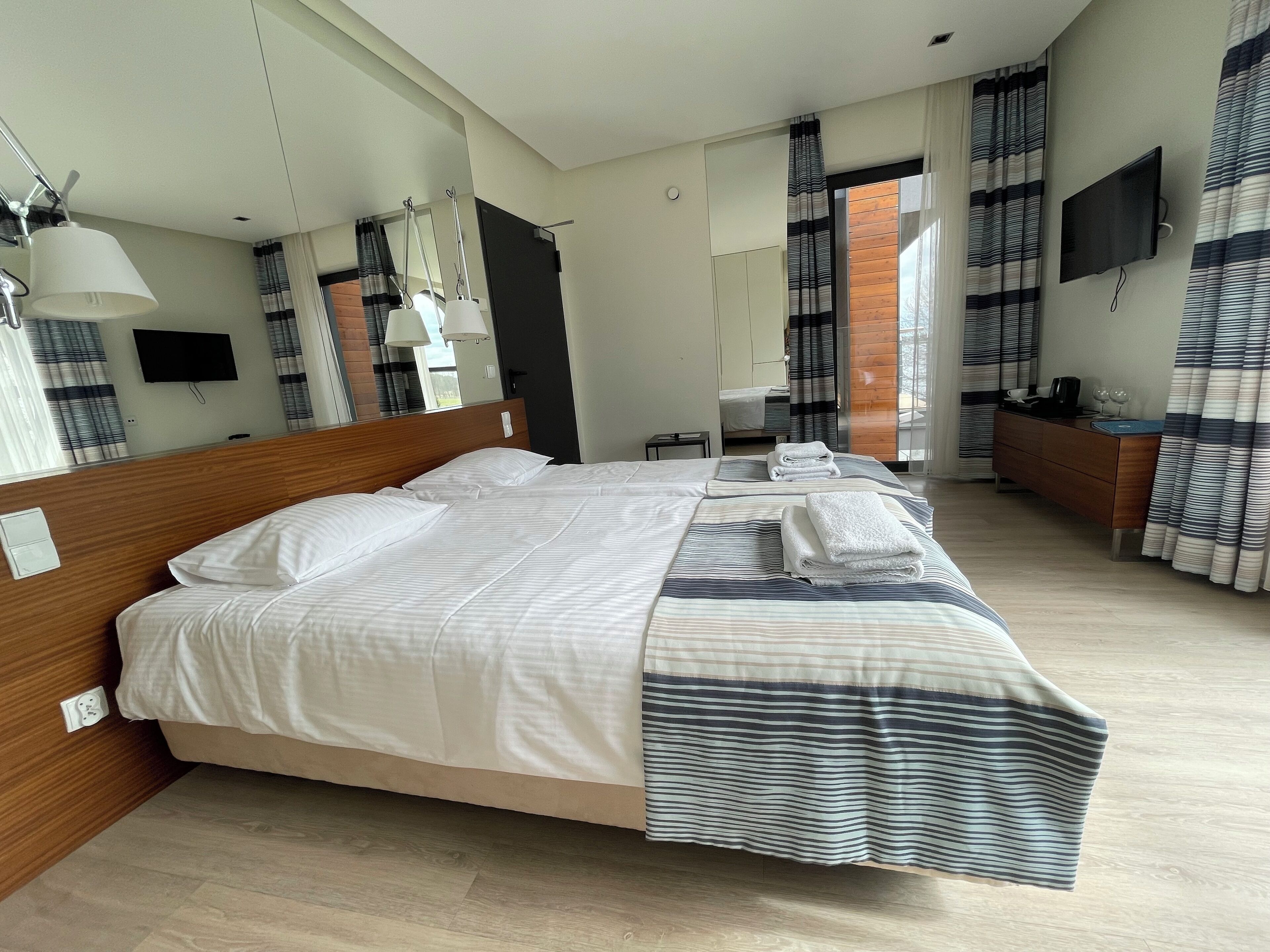 Quarto casal luxo, vista parcial para o lago | Frigobar, ferros/tábuas de passar roupa, roupa de cama