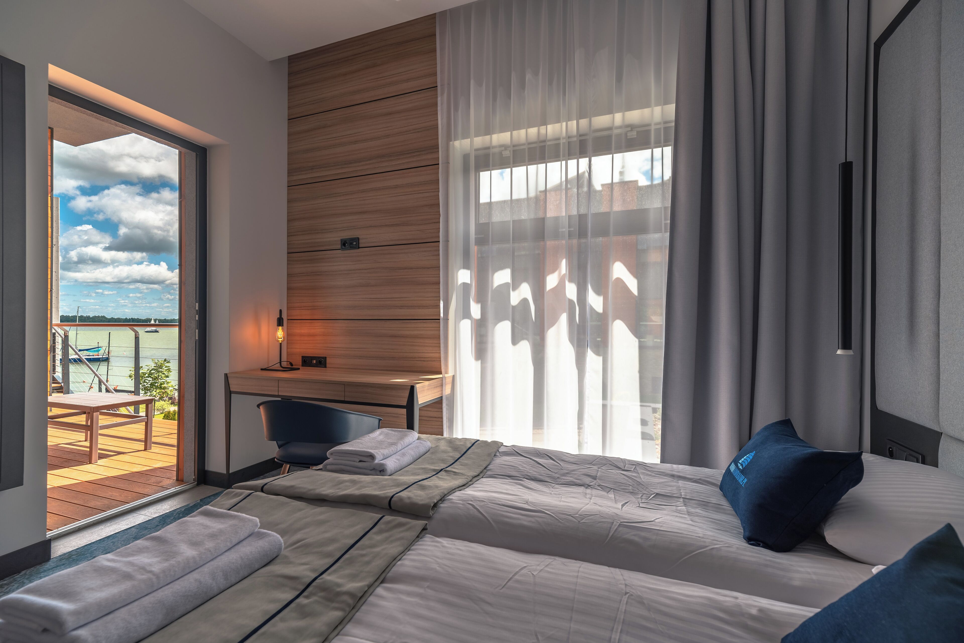 Apartamento luxo, sacada, vista parcial para o lago (ground floor with terrace) | Frigobar, ferros/tábuas de passar roupa, roupa de cama