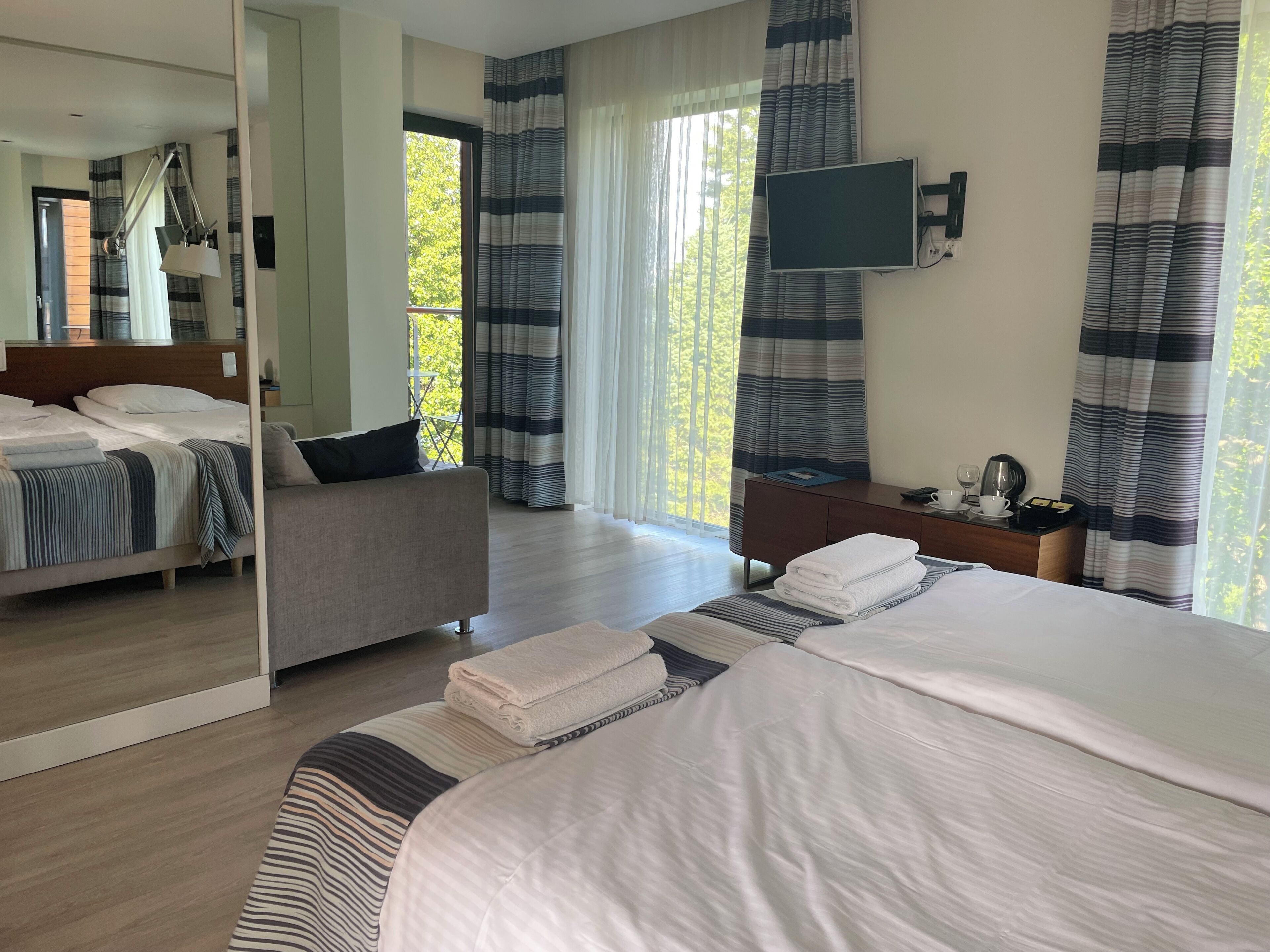 Quarto luxo, sacada, vista parcial para o lago | Frigobar, ferros/tábuas de passar roupa, roupa de cama