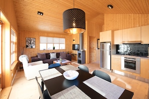 Holiday Cabin | Cozinha privada | Um frigorífico, um forno, uma placa de cozinha, uma cafeteira/bule 