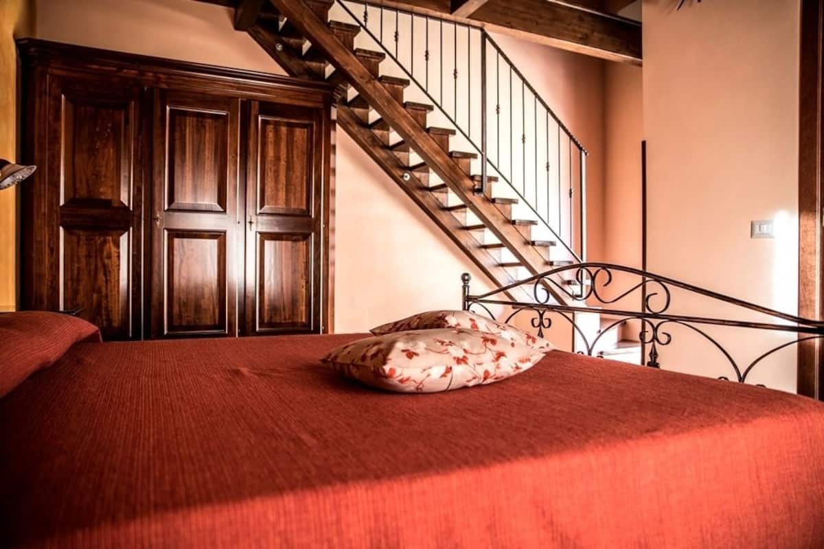Duplex conforto, vista para a colina (Iris) | Frigobar, escrivaninha, cortinas blackout, ferros/tábuas de passar roupa