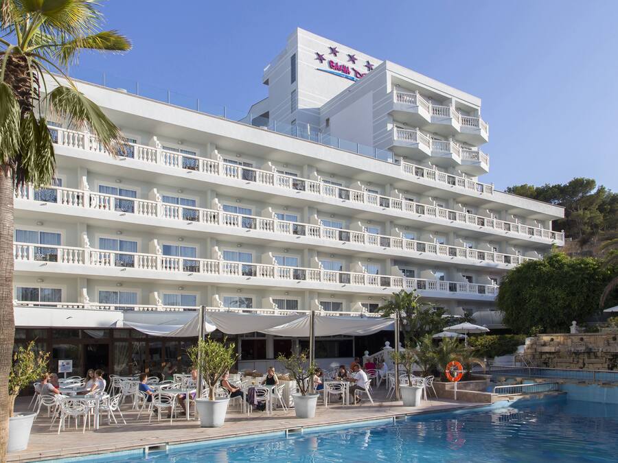 Hotel com várias varandas, área de estar ao ar livre e piscina.