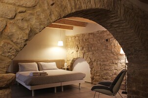 Quarto Deluxe (Due Mari) | Edredões de penas, camas de colchão viscoelástico, secretária 