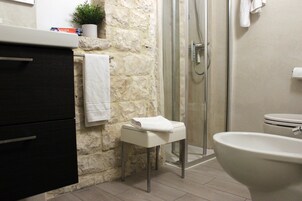 Quarto Deluxe, varanda (Fico d'India) | Casa de banho | Um polibã, artigos de higiene pessoal grátis, um secador de cabelo 