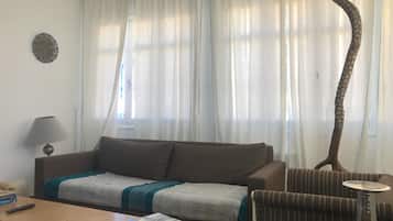 Apartamento, 2 quartos | Área de estar | TV de plasma