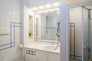 Quarto Duplo (Venere) | Casa de banho | Um polibã, um secador de cabelo, toalhas fornecidas, sabão 