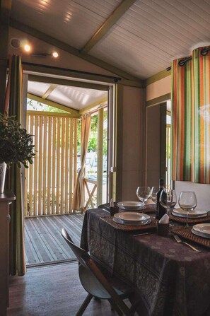 Bungalow, 2 quartos (Tonga 4 Small) | Refeições no quarto