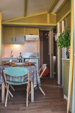 Bungalow, 2 quartos (Tonga 4 Small) | Kitchenette privada | Um frigorífico, uma placa de cozinha, utensílios de cozinha