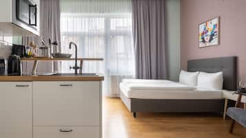Suite with Bathtub | Área de estar | Smart TV 50 polegadas com canais via satélite, TV