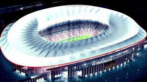 Um estádio com um amplo campo central e várias fileiras de assentos.