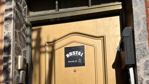 Uma porta dourada com uma placa 